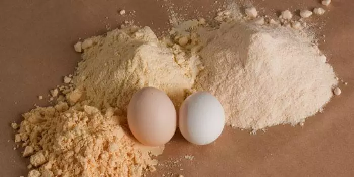 Lëvozhga vezësh të bluara dhe vezë pule