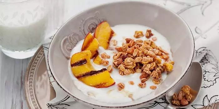 Muesli, horlanmak üçin ertirlik üçin süýt bilen