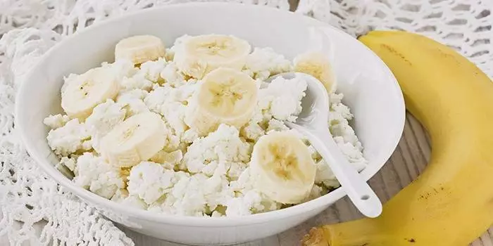 Τυρί Cottage με μπανάνα για ένα σνακ για να χάσετε βάρος