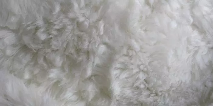 Svetlá kožušina na kabáte z ovčej kože
