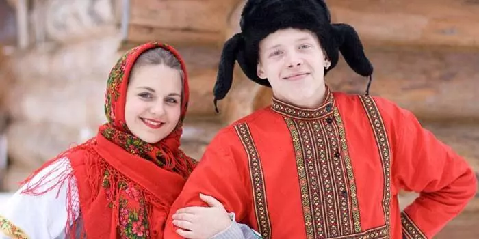 રશિયન રાષ્ટ્રીય કપડાંમાં એક વ્યક્તિ અને છોકરી