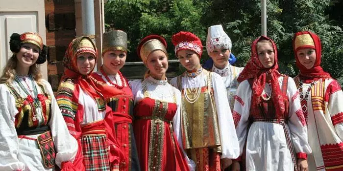 روسی لوک ملبوسات میں لڑکیاں۔