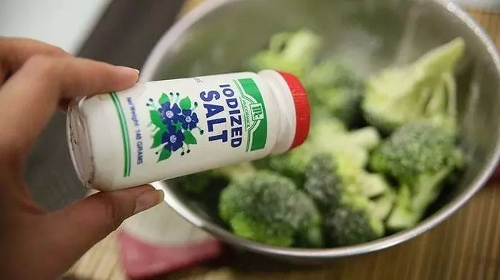 Krydr den kogte broccoli