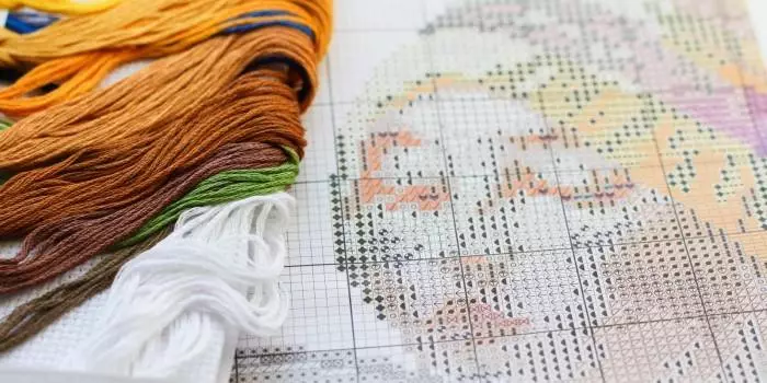 Pattern at mga thread para sa cross stitching