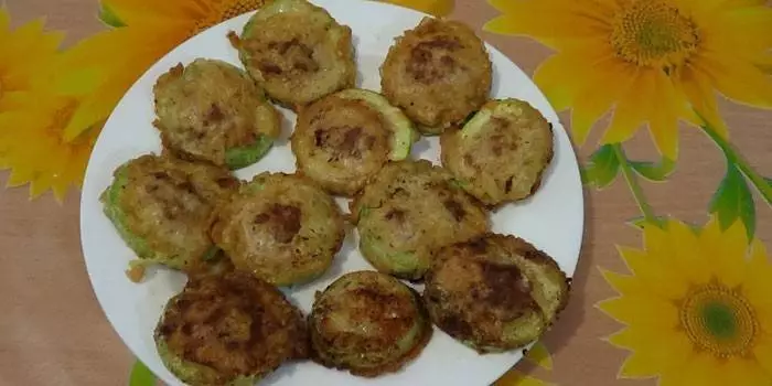 बल्लेबाज मा कीमा बनाईएको मासु संग फ्राइड zucchini स्लाइस