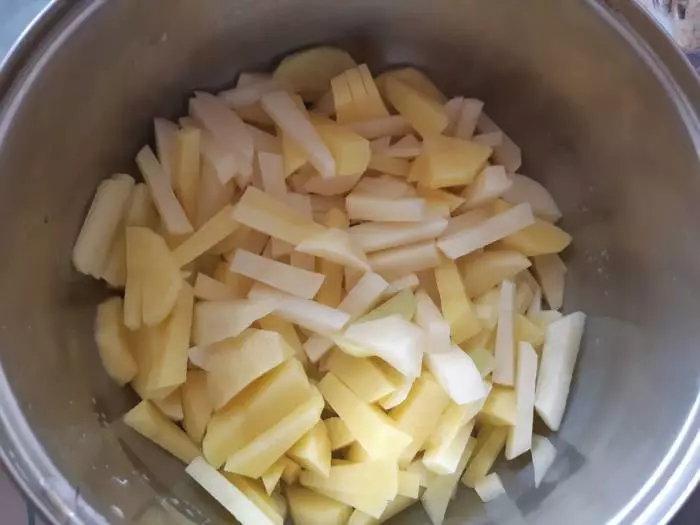 Batatas cortadas em fatias