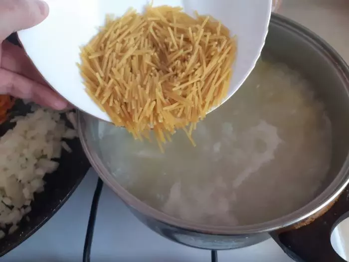 Adicionando macarrão à panela