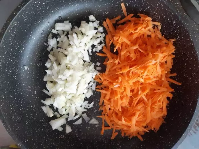 Eyịm na carrots na pan