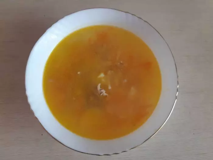 Sopa lista con patatas y fideos en un plato