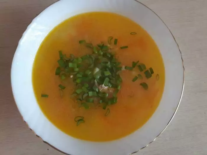 Soup pòmdetè ak nouy ak zonyon vèt anvan ou sèvi