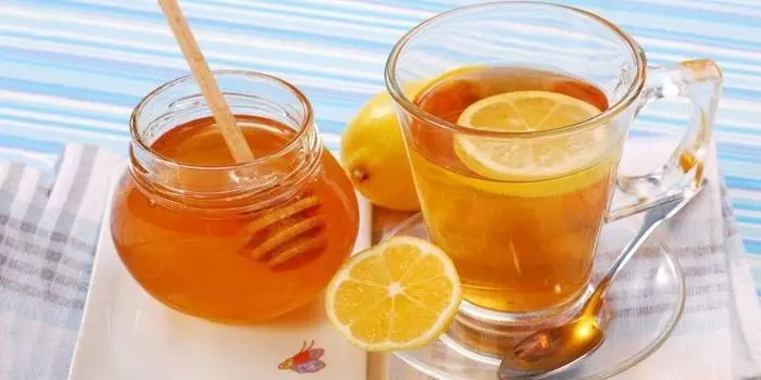 Vatten med honung och citron för en veckodiet