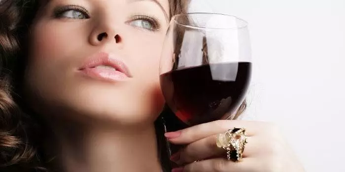 Muller cun vaso de viño