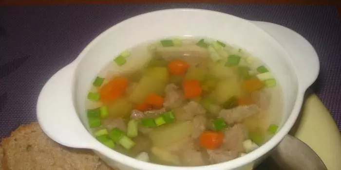 Суп з мясам індычкі з гароднінай і зялёным лукам