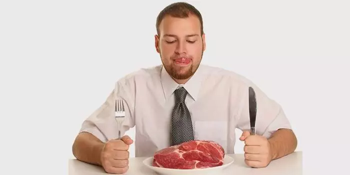 Vīrietis gatavojas ēst gaļu