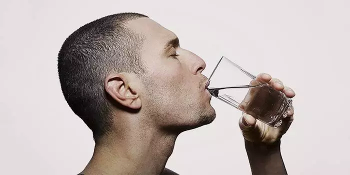Mies juo vettä nopealla ruokavaliolla laihtumiseen