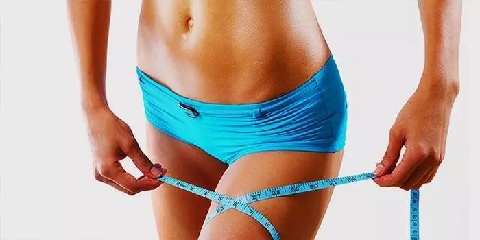 Cô gái đo thể tích vùng hông sau khi giảm cân
