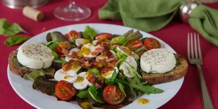 Fransk sallad med rå svamp och ost