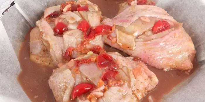 Piščančja stegna v pečici: kako okusno kuhati