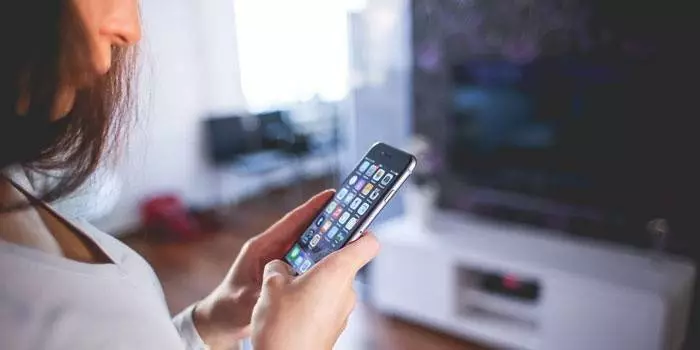 Ragazza con il telefono