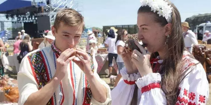 E Guy an e Meedchen a wäissrusseschen Nationalkostümer