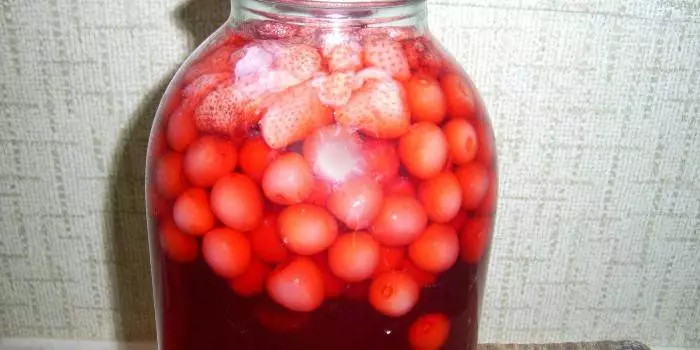 Strawberry-cherry compote