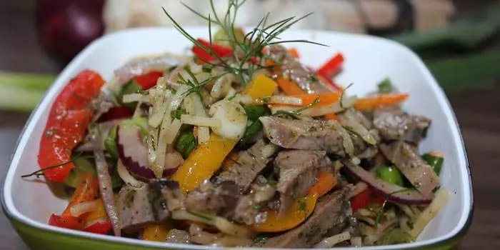 Salad sayuran seger nganggo basa sapi pindang