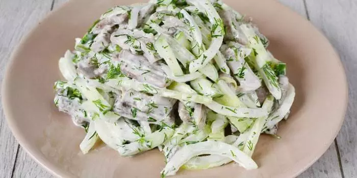 Salad elat sapi pindang sareng bonténg seger sareng mayonnaise