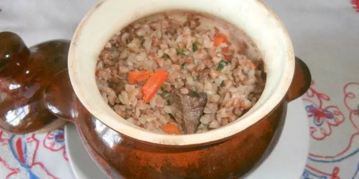 Buckwheat porridge ine nyama muhari