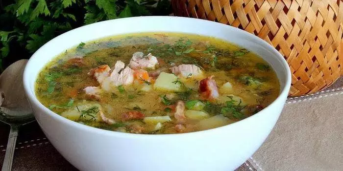 धीमी कुकर में चिकन के साथ मटर का सूप