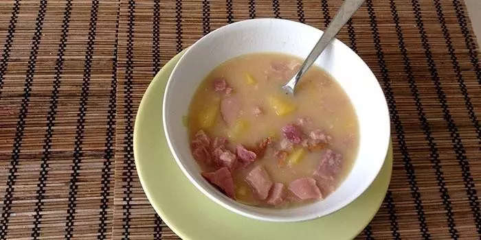 स्मोक्ड पोर्क शैंक के साथ मटर का सूप