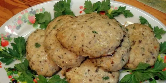 Chuletas de pescado picado al horno en un plato