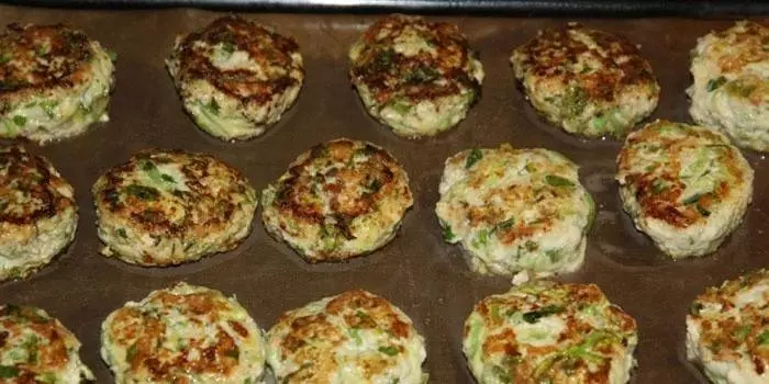 Escalopes sur une plaque à pâtisserie