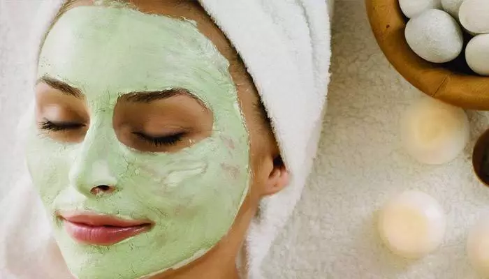 Fille avec un masque cosmétique sur son visage