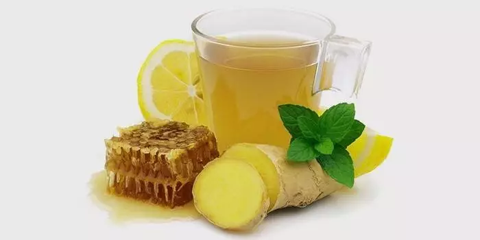 Teh halia dengan madu dan lemon