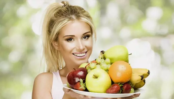 Meisje met een bord fruit
