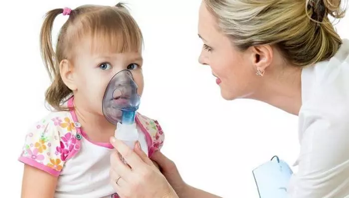 Gydytojas įkvepia vaiką nuo sauso kosulio