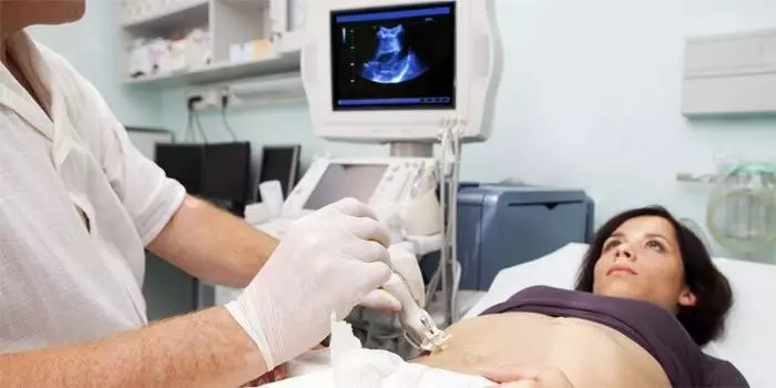 Budak awéwé nuju ngalakukeun ultrasound pankreas