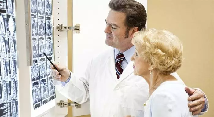El médico y el paciente están estudiando ultrasonido.