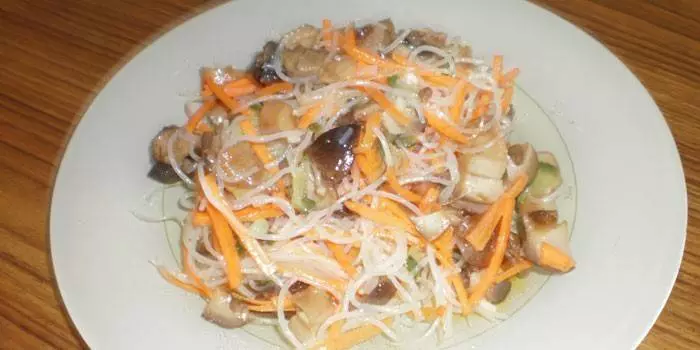 Shiitaki at funchose mushroom salad