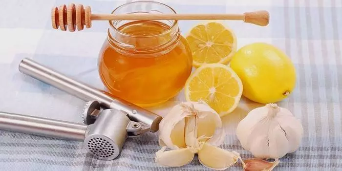 Zitrone mit Honig und Knoblauch zur Reinigung der Blutgefäße