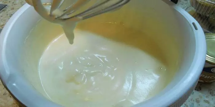 Memasak krim susu pekat