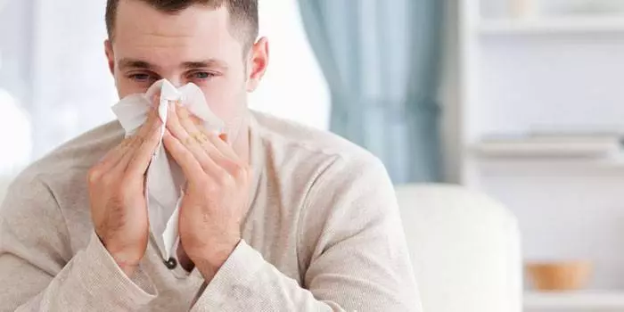 Seorang pria memiliki hidung meler