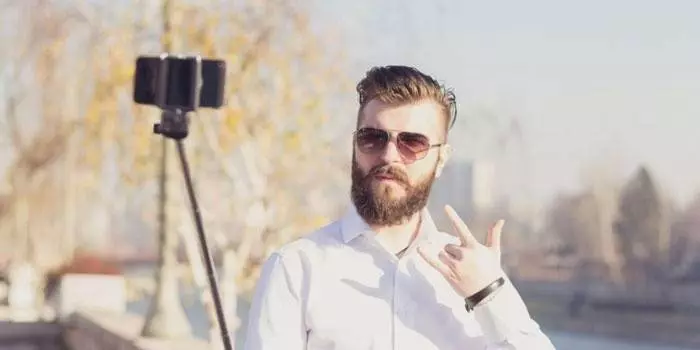 Guy jieħu selfie