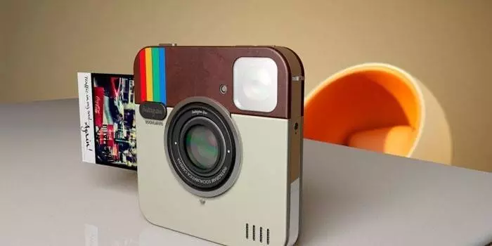 Kamẹra ni apẹrẹ ti aami Instagram