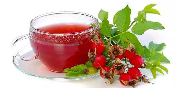 एक कप मध्ये Rosehip decoction