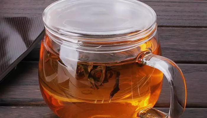 Főzött tea egy csészében