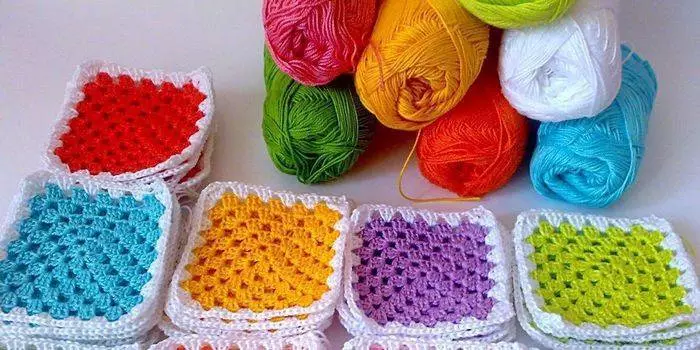祖母の四角いかぎ針編みはどのように見えますか？