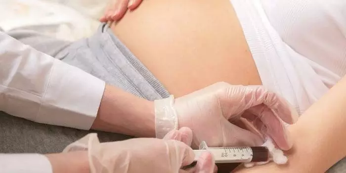 Une femme enceinte fait un don de sang pour analyse