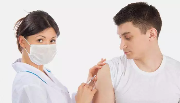 Un bărbat este vaccinat cu ADSM