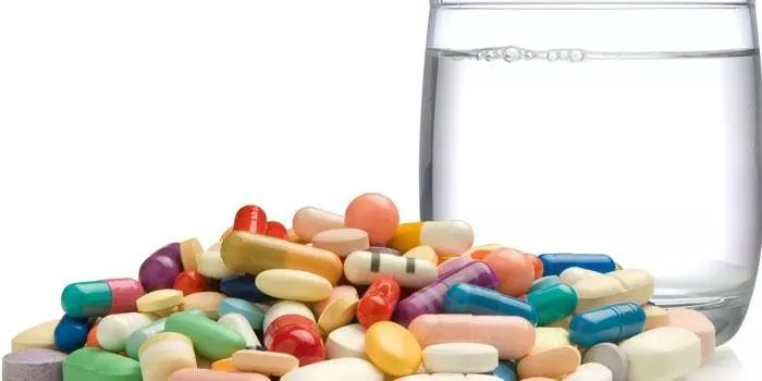 Tabletten an e Glas Waasser